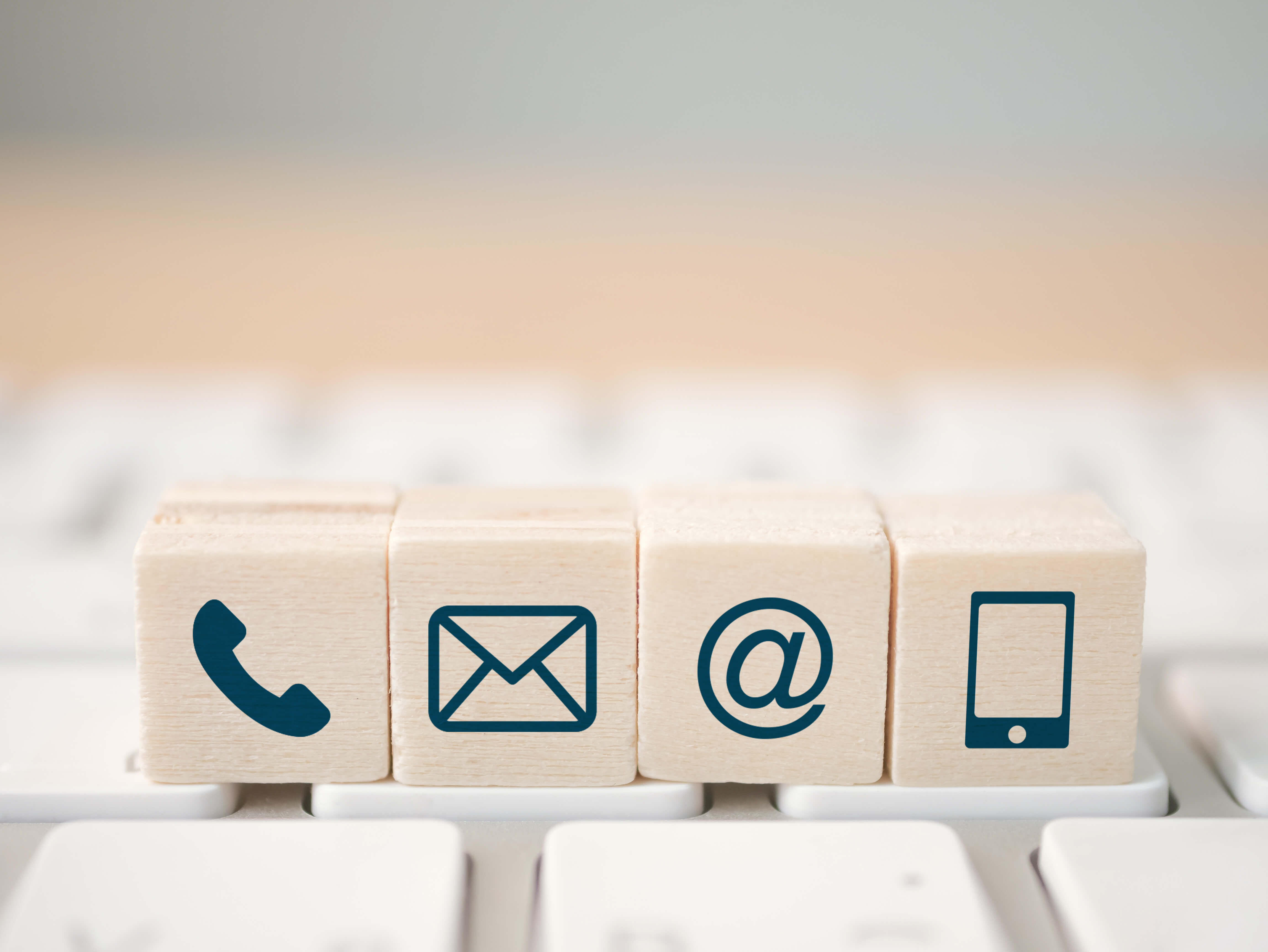 Differences Between an SMS Contact Center and a Call Center